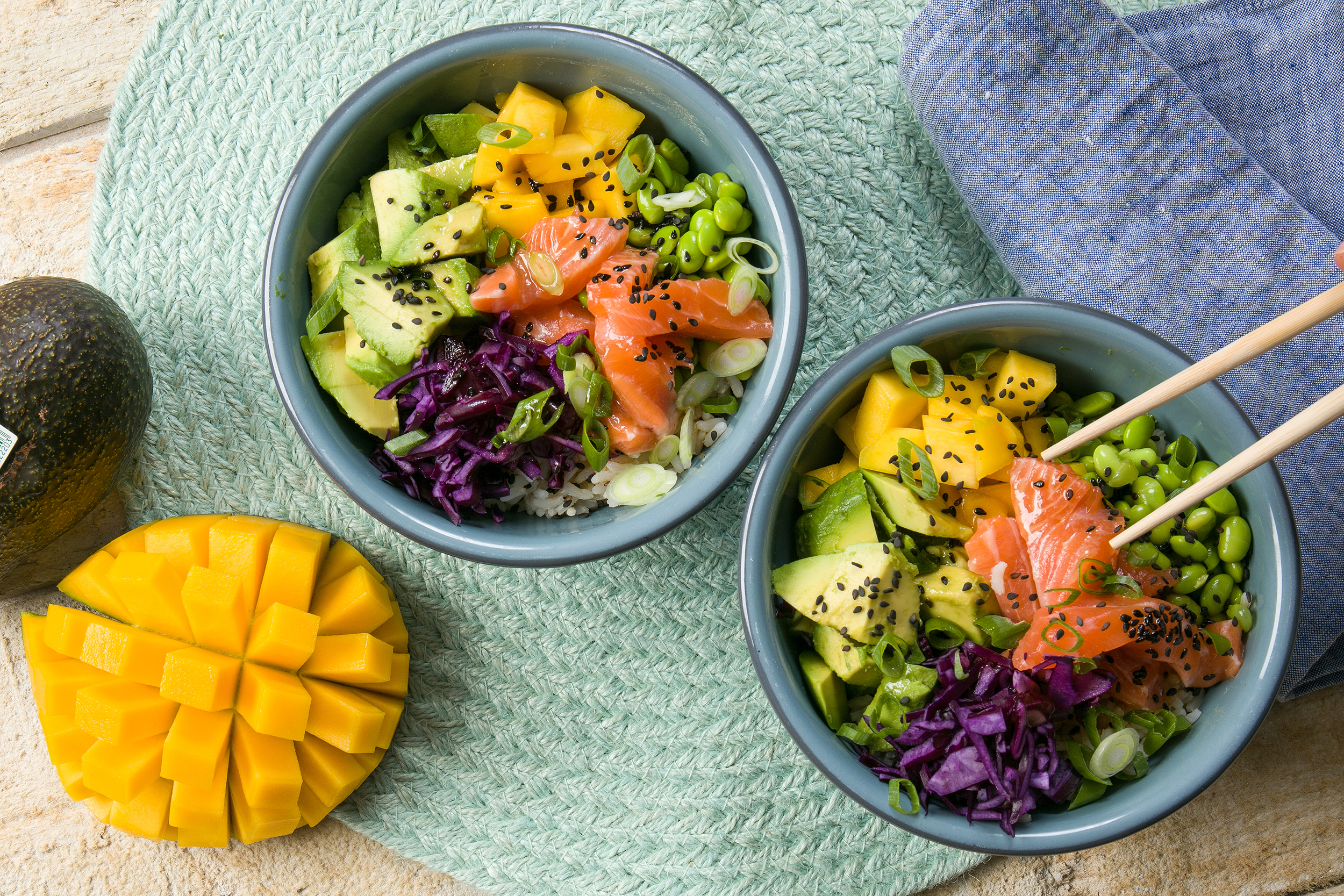 Poké bowl met zalm, avocado en mango - EAT ME
