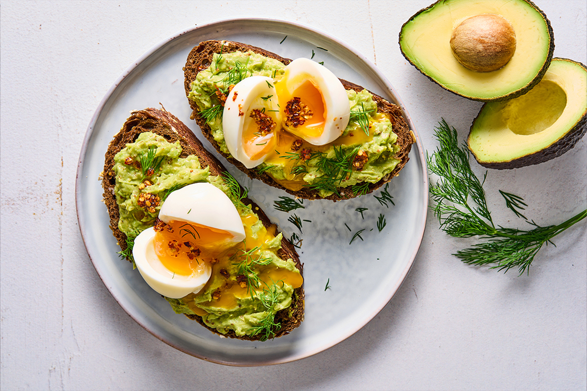 Zuurdesembrood met avocado en ei - EAT ME