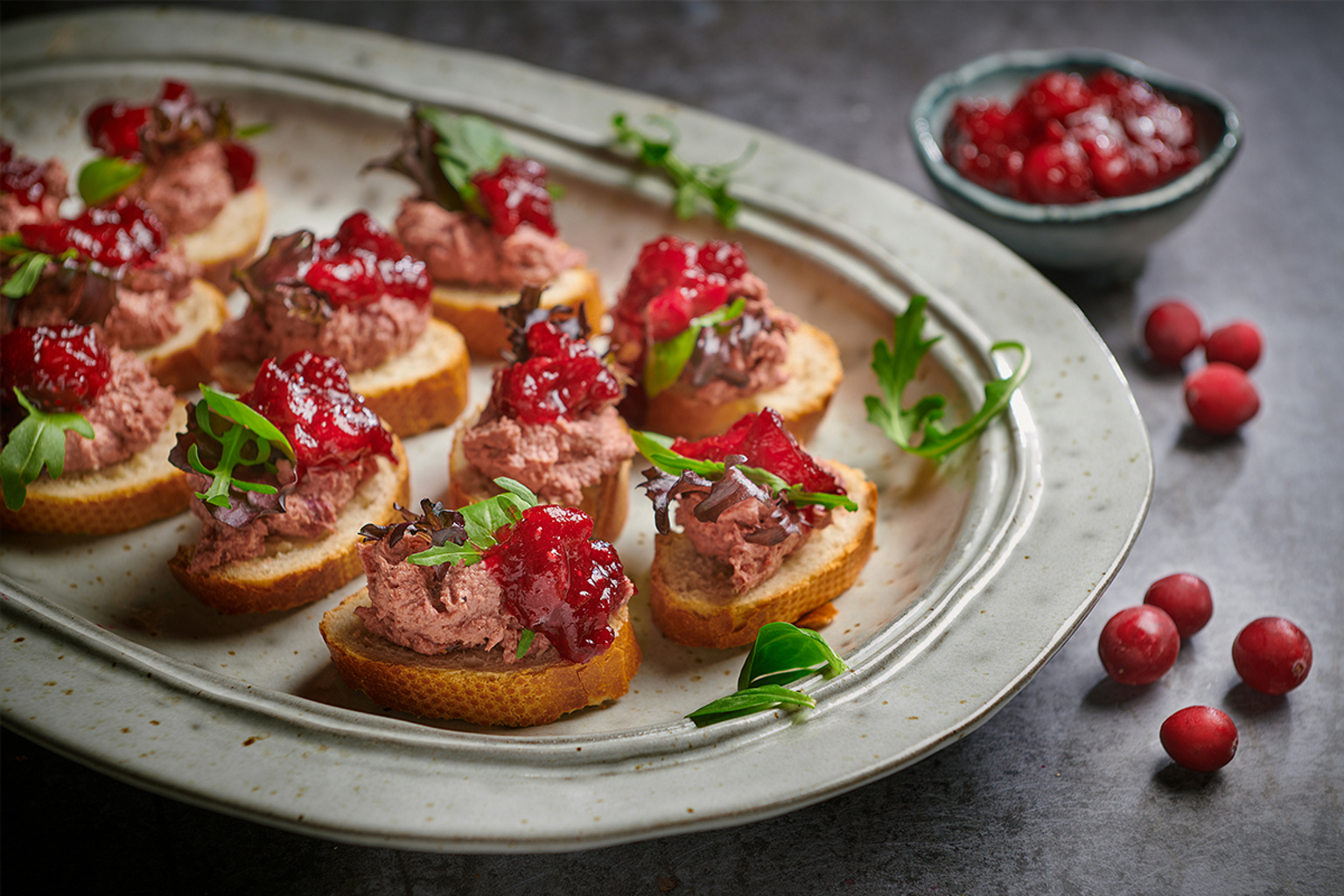 Canapés mit Cranberry-Pastete - EAT ME