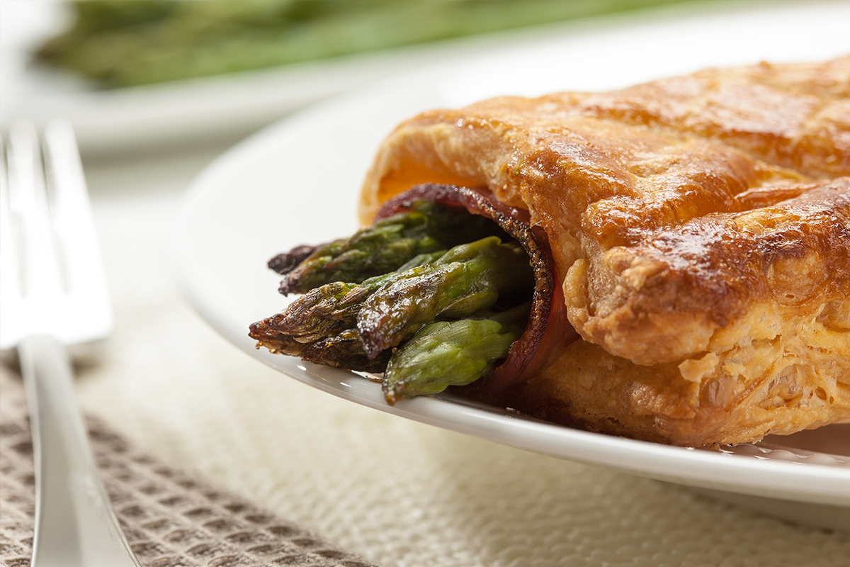 Saucijzenbroodjes van groene mini asperges - EAT ME